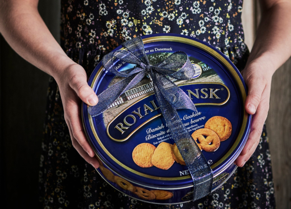 The Sewing Detective Investigates: The Treasures of the Biscuit Tin ...